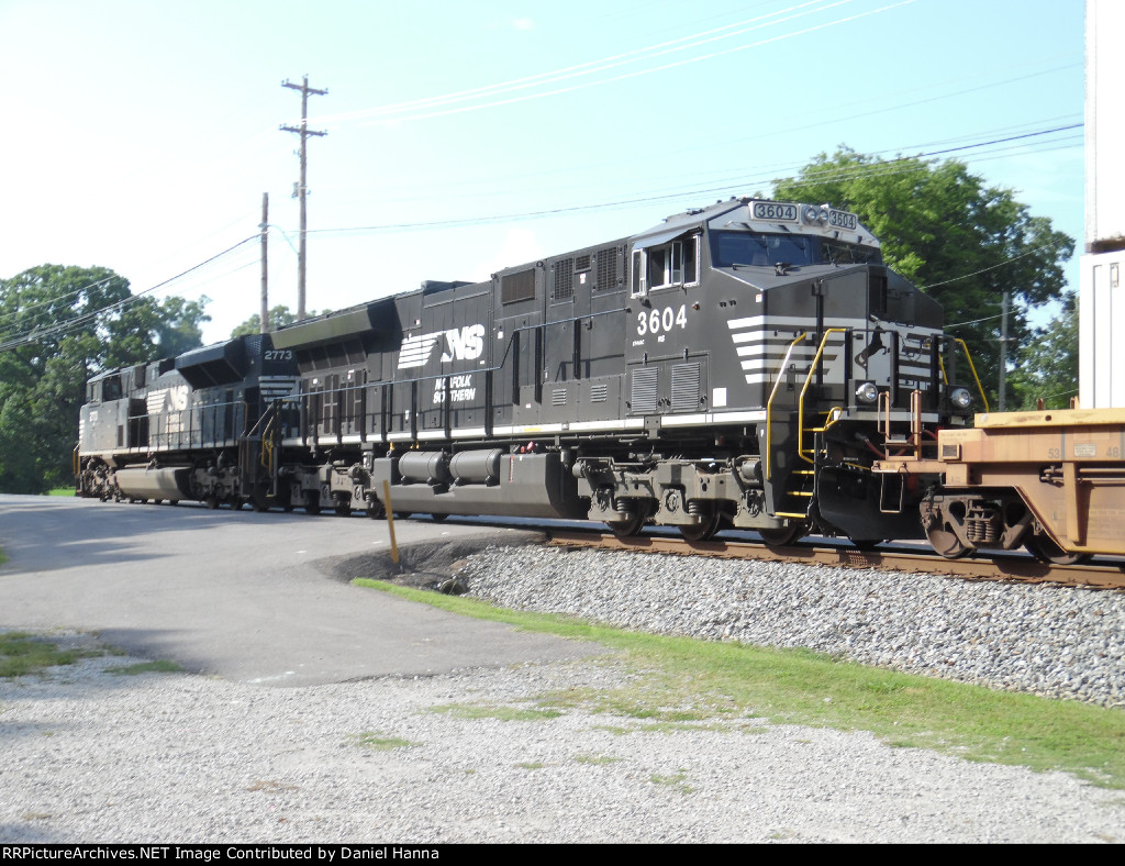 NS ET44AC trails on the new NS 265